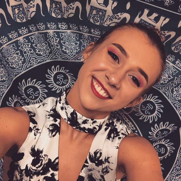 Emma's Closet (@emma_ch) | Poshmark